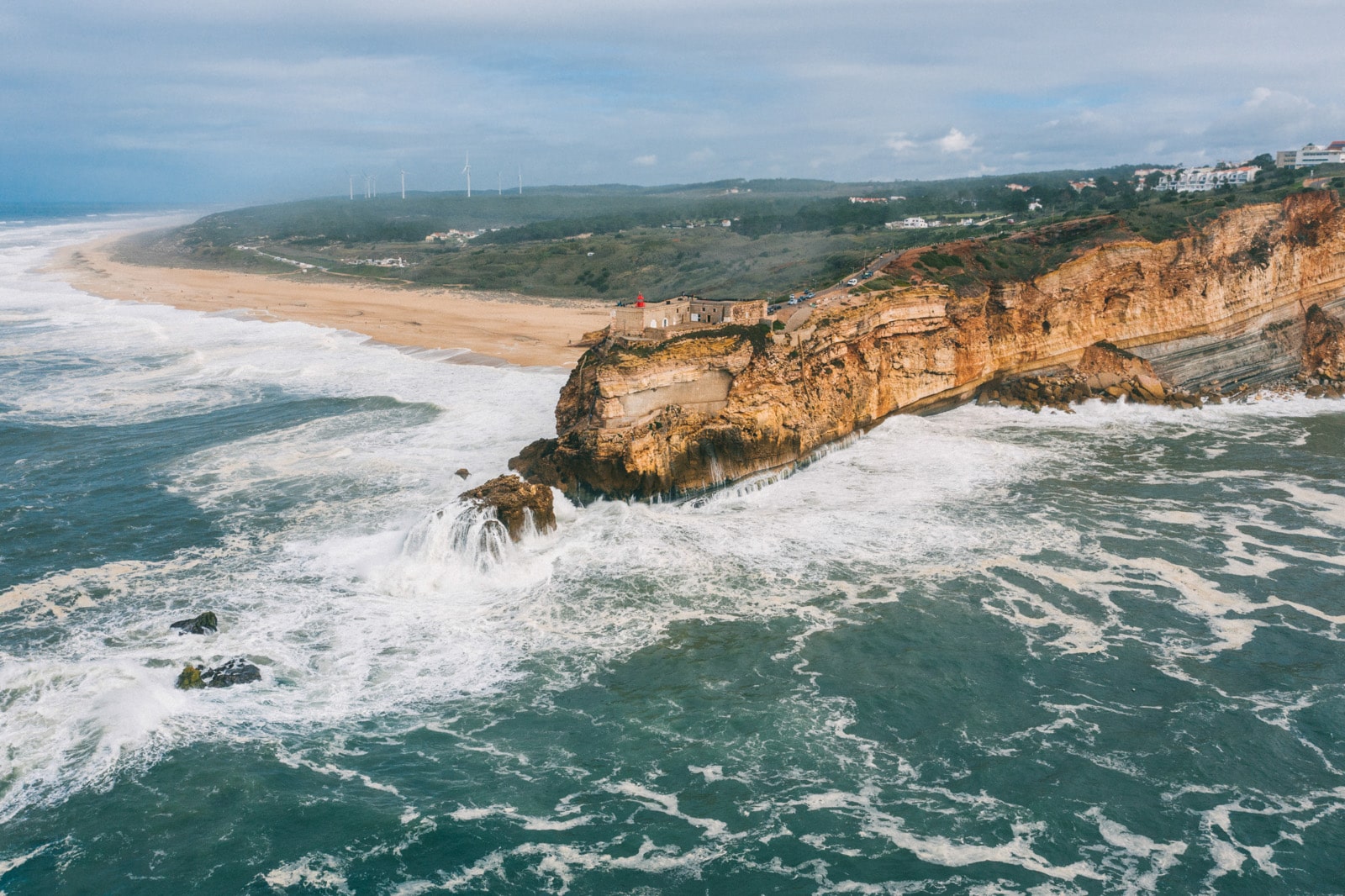 Buscas por cidadão francês desaparecido na praia do Norte na Nazaré ...