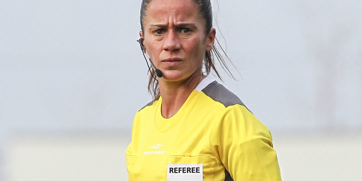 Árbitra aveirense Sandra Bastos na meia-final da Liga dos Campeões ...